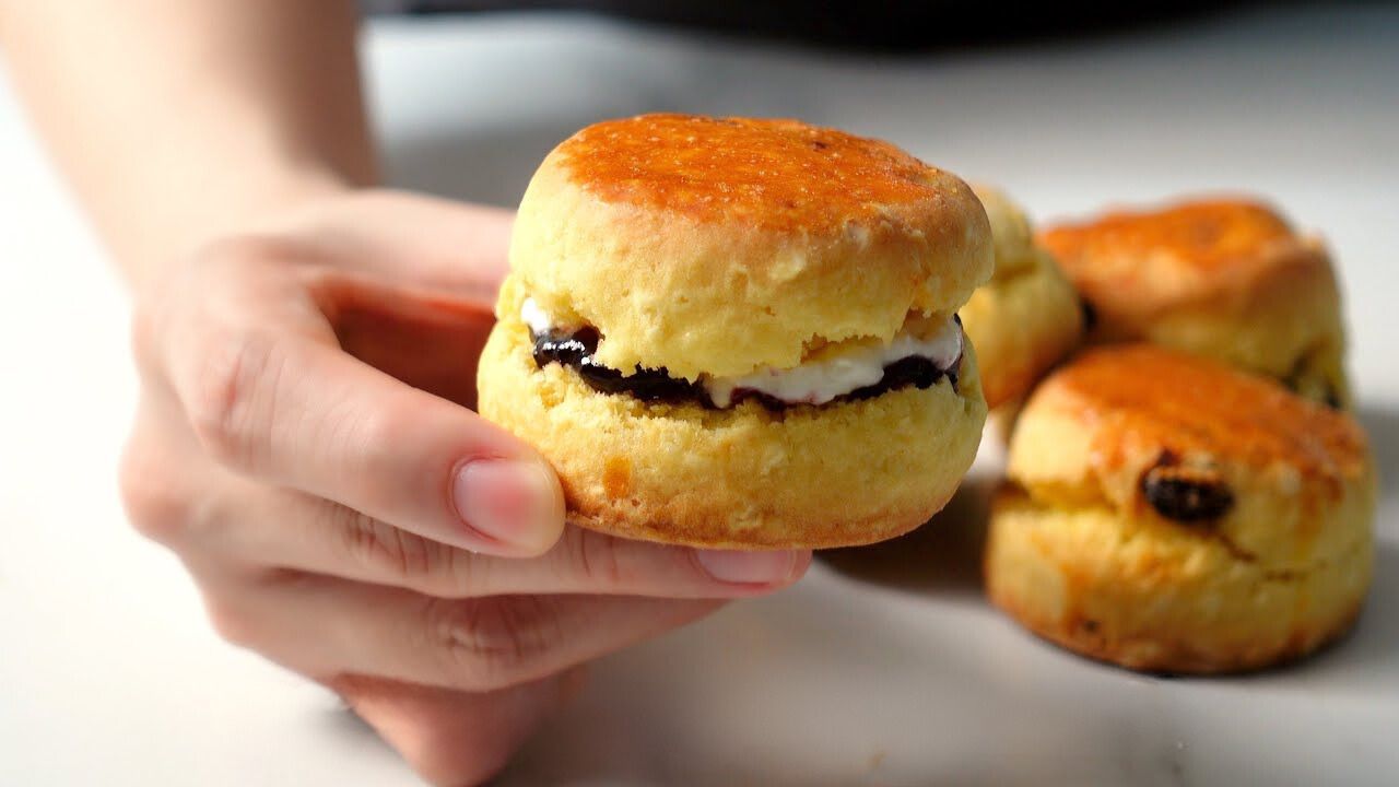 Create the Queen's Favorite Raisin English Scones at Home – MolalaCook